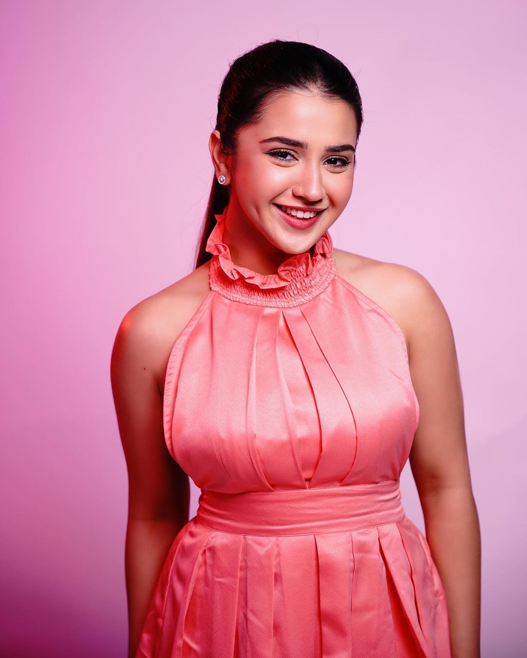 Roshni Walia | గులాబీ డ్రెస్‌లో గుబాళిస్తున్న రోష్ని వాలియా..-Namasthe ...