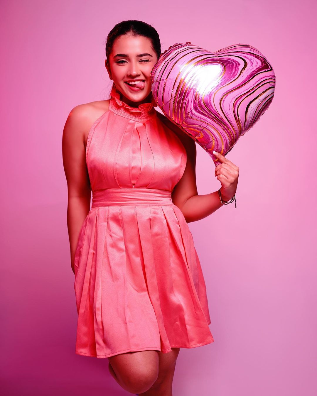 Roshni Walia | గులాబీ డ్రెస్‌లో గుబాళిస్తున్న రోష్ని వాలియా..-Namasthe ...