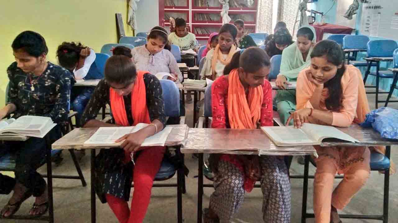 Didi Ki Library | పుస్తక ప్రపంచం.. దీదీ కీ లైబ్రరీ-Namasthe Telangana