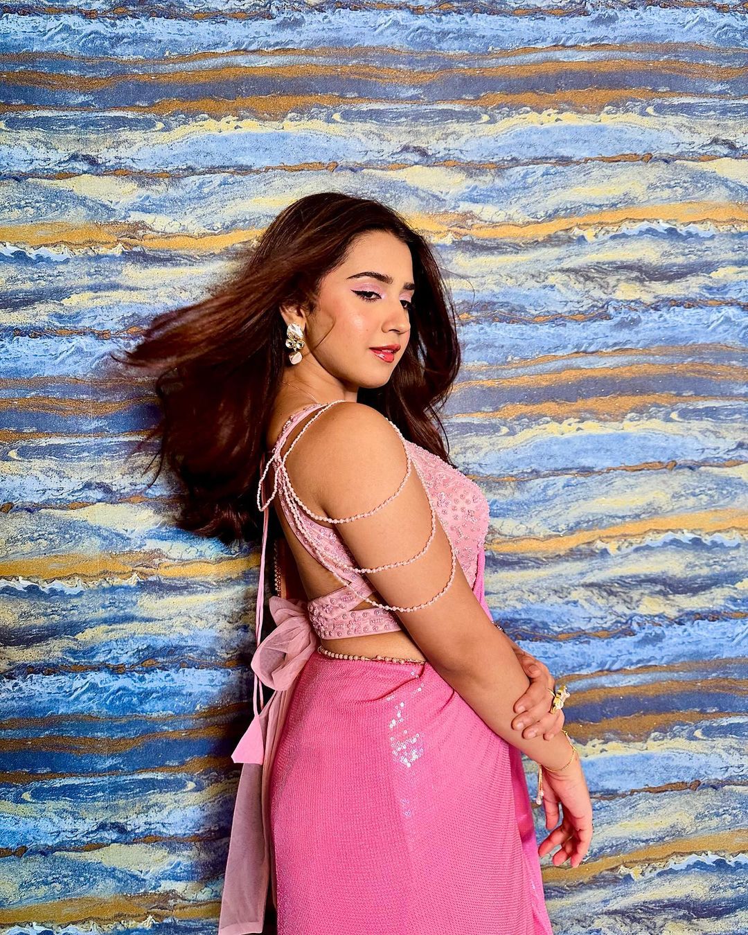 Roshni Walia | గులాబీ రంగు చీరలో గుండెను గుంజేస్తున్న రోష్ని వాలియా ...