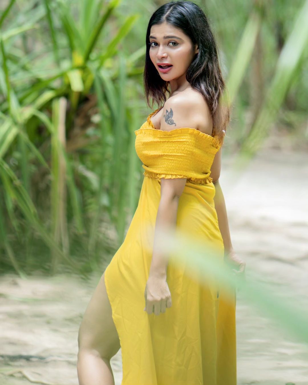 Dharsha Gupta | పసుపు రంగు డ్రెస్‌లో నిమ్మపండులా ఊరిస్తున్న ద‌ర్శ ...