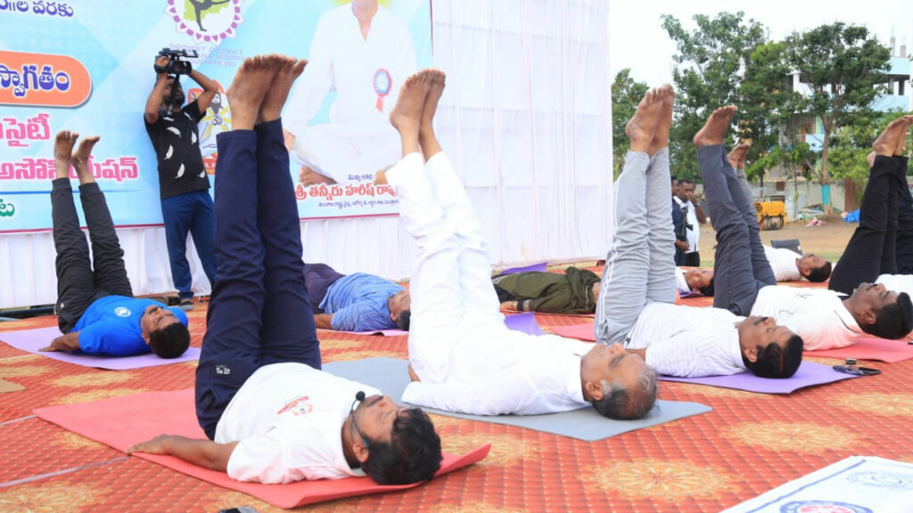 International Yoga Day | చారిత్రక నాగన్న మెట్ల బావిలో అంతర్జాతీయ యోగా ...