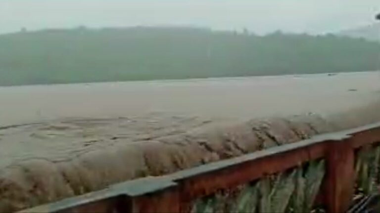 Kadem Project | కడెం ప్రాజెక్టుకు పోటెత్తిన వరద.. గేట్ల పైనుంచి ...