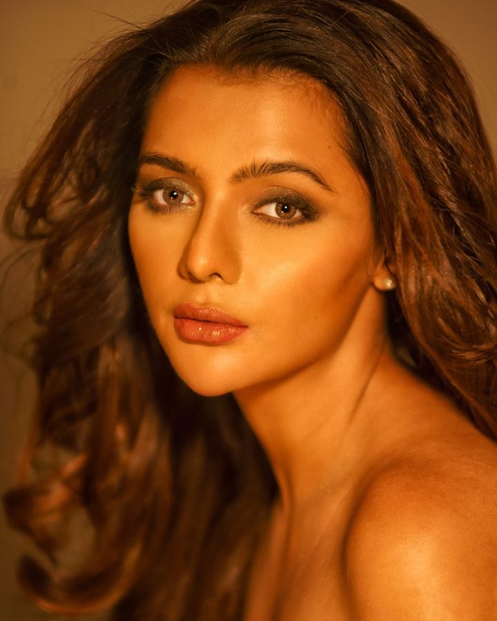 Ruhi Singh | గ్లామర్‌తో సోషల్ మీడియాను షేక్ చేస్తున్న రూహి సింగ్ ...