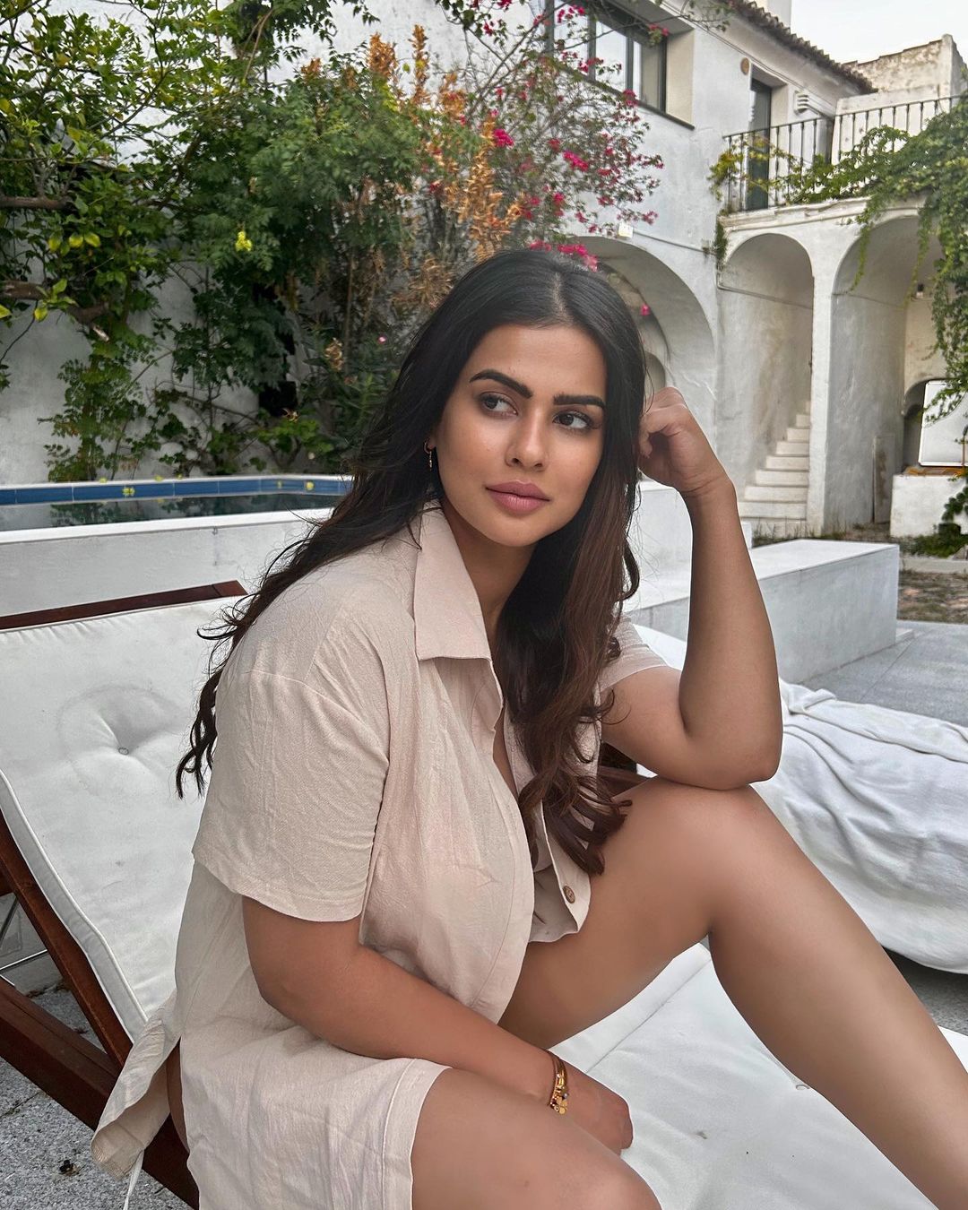 Sharmiela Mandre | చిట్టిపొట్టి దుస్తుల్లో మురిపిస్తున్న షర్మిలా ...