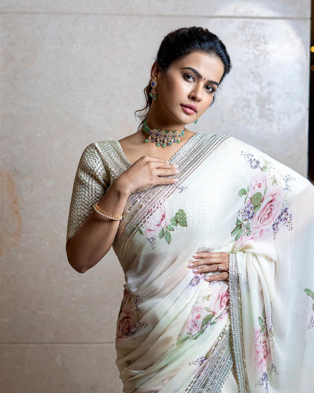 Sharmiela Mandre | చిట్టిపొట్టి దుస్తుల్లో మురిపిస్తున్న షర్మిలా ...