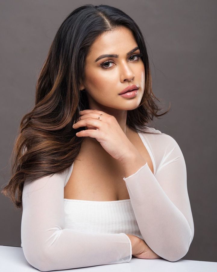 Sharmiela Mandre | చిట్టిపొట్టి దుస్తుల్లో మురిపిస్తున్న షర్మిలా ...