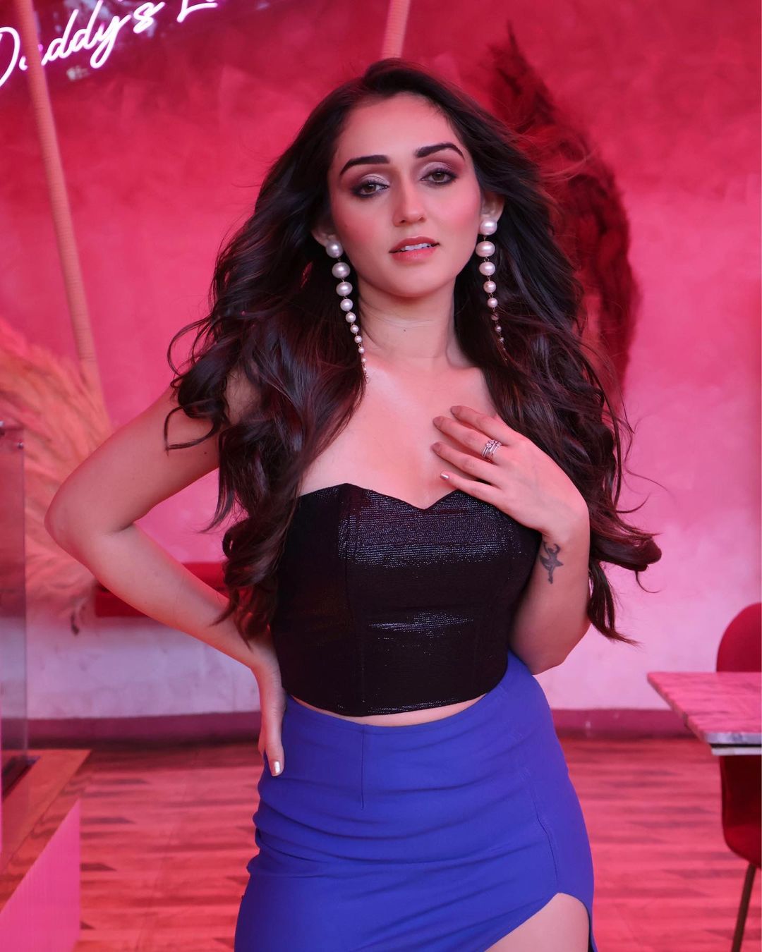 Tanya Sharma | చీరకట్టులో తన్య శర్మ అందచందాలు అదరహో..-Namasthe Telangana