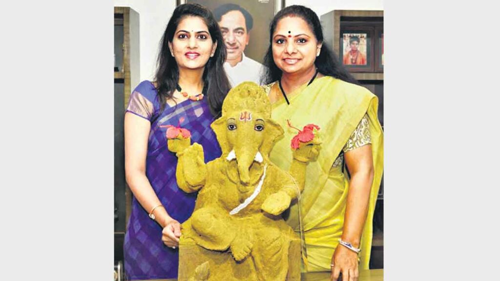 మంత్రి కేటీఆర్‌కు గోమయ వినాయక విగ్రహాలను బహూకరిస్తున్న అల్లోల ...