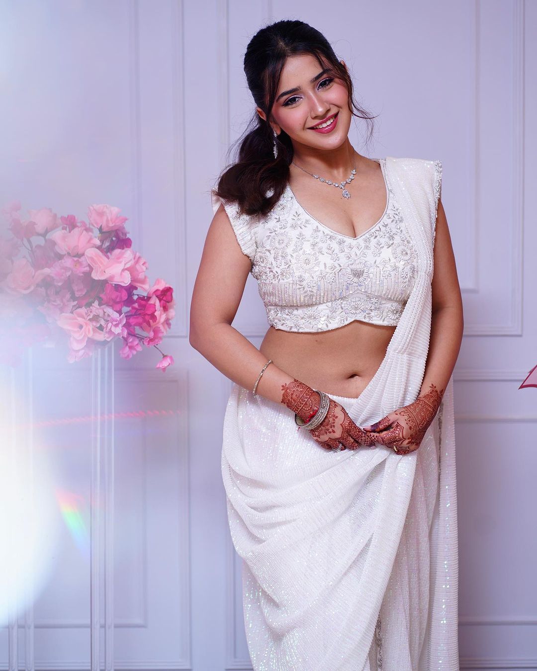 Roshni Walia | తెల్ల చీరలో మనసు దోచేస్తున్న రోష్ని వాలియా..-Namasthe Telangana