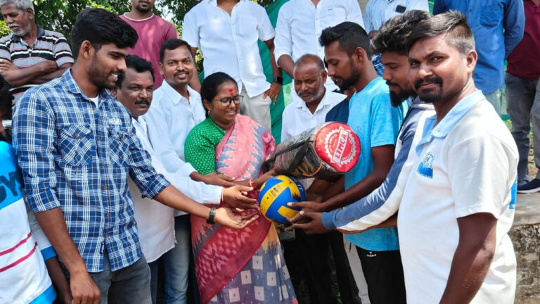 Bade Nagajyothi | వనంలో వెలుగుల జ్యోతి.. ఆదివాసీ కోయ బిడ్డకే ములుగు ...