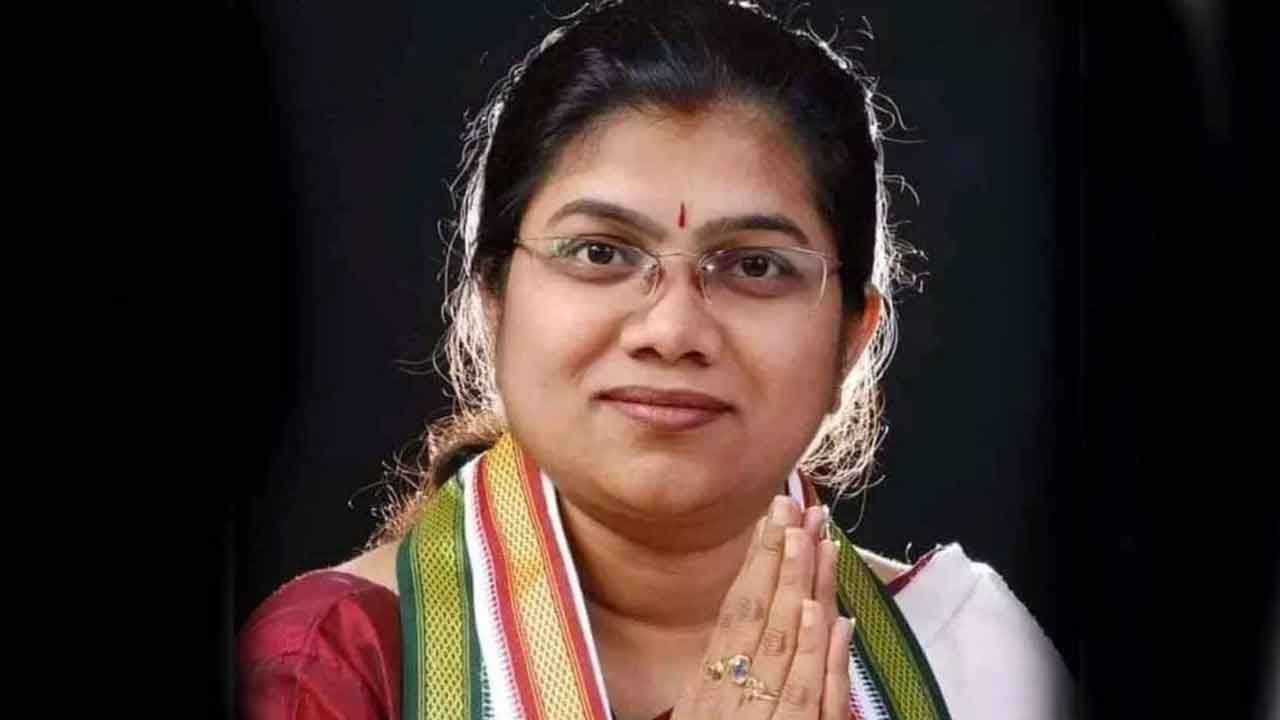 Revanth Reddy కుక్క నోట్లో రేవంత్‌ మూతి పాల్వాయి స్రవంతి ఆగ్రహం Namasthe Telangana 