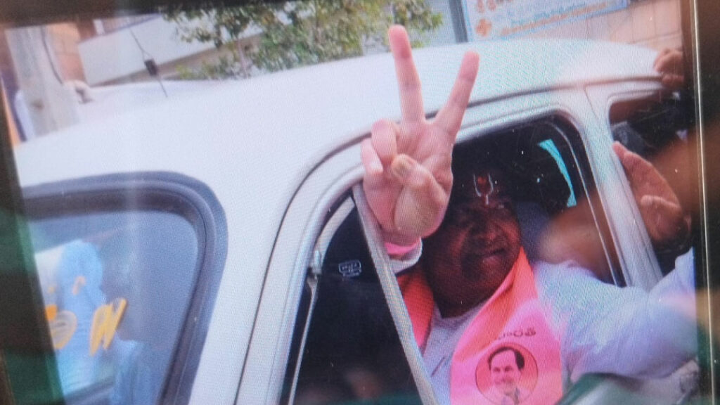 Pocharam Srinivas Reddy |అంబాసిడర్‌ కారులో వెళ్లి నామినేషన్‌ దాఖలు ...