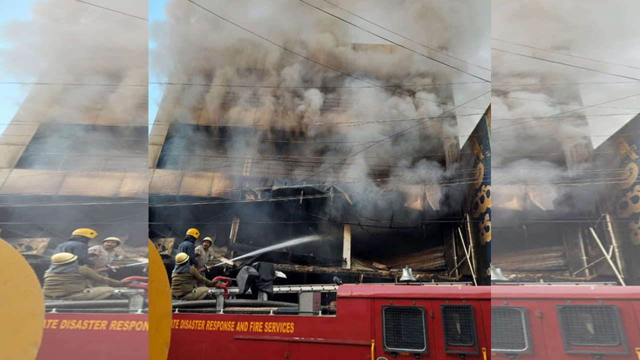 Fire Accident | కామారెడ్డిలో ఘోర అగ్ని ప్రమాదం.. మాల్‌లో ఎగిసిపడుతున్న ...