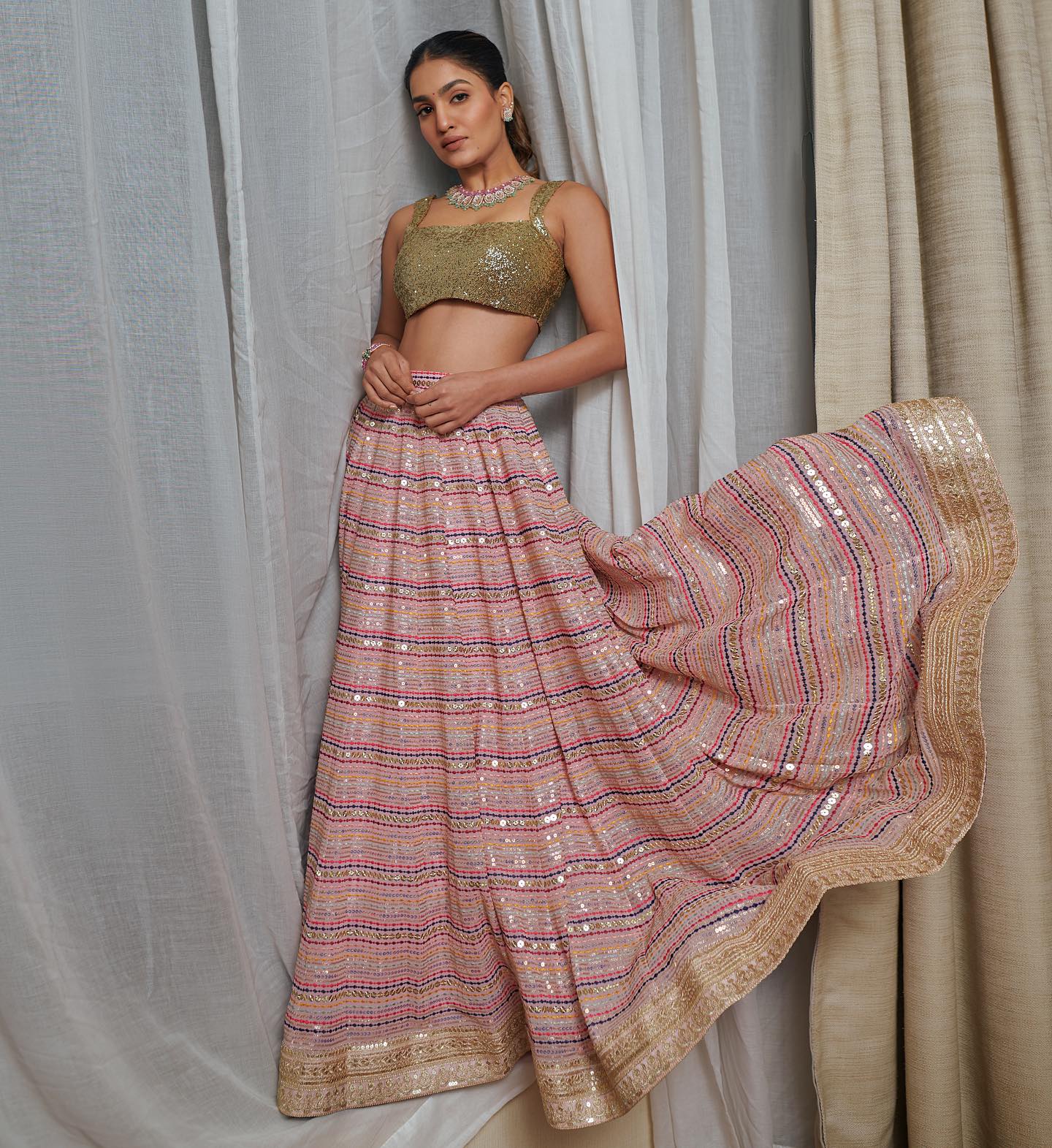 Saniya Iyappan | ఎరుపెక్కిన అందాలతో మతులు పోగొడుతున్న సానియా అయ్యప్పన్..-Namasthe Telangana