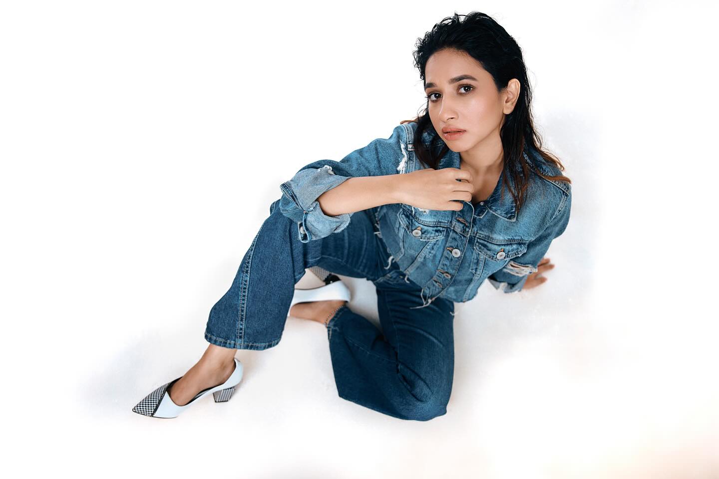 Manvita Harish Kamath | చిట్టిపొట్టి దుస్తుల్లో గాలం వేస్తున్న మాన్విత ...