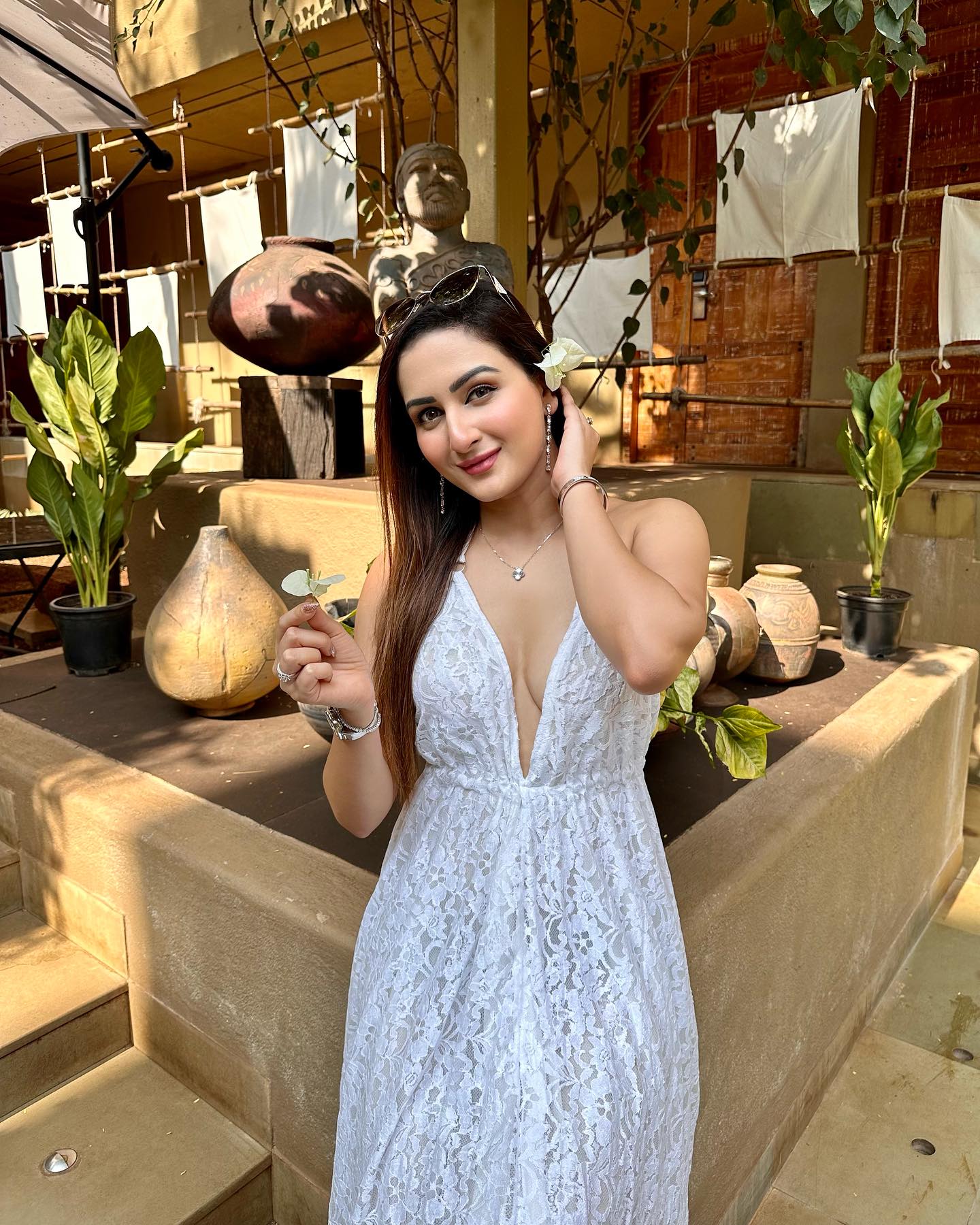 Zaara Yesmin | అందచందాలు ఒలకబోస్తున్న జారా యాస్మిన్..-Namasthe Telangana