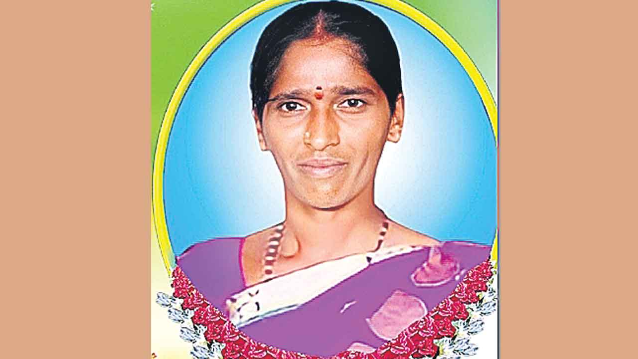 కోలాటమాడుతూ కుప్పకూలిన మహిళ-Namasthe Telangana