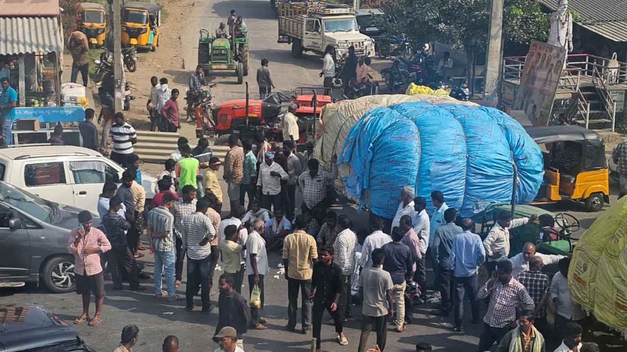 Bhadradri Kothagudem | పత్తి కొనుగోలు చేయాలని రైతుల ఆందోళన-Namasthe ...