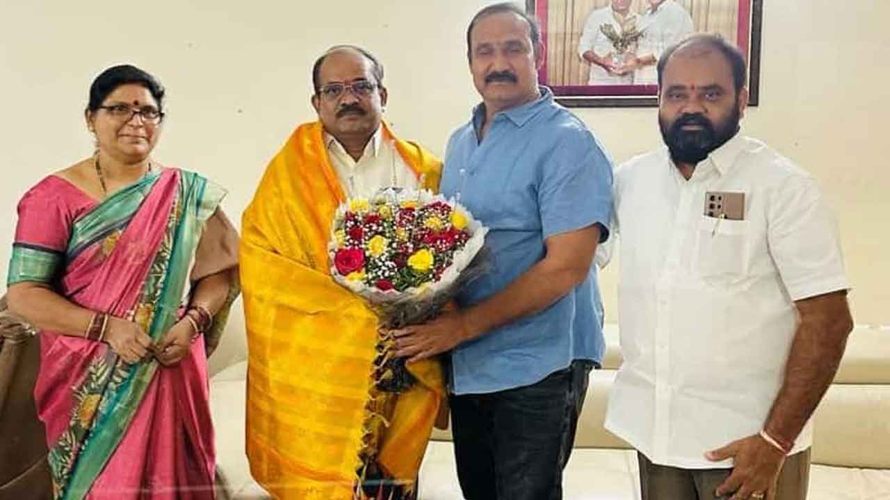 Kodada | మాజీ ఎమ్మెల్యే మల్లయ్య యాదవ్‌ను కలిసిన కంచర్ల సోదరులు-Namasthe ...