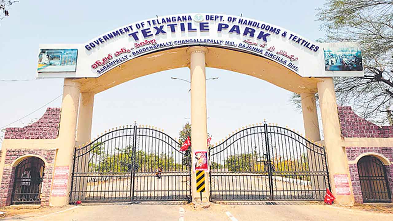 Sircilla | ఈ నెల 6 నుంచి సిరిసిల్ల టెక్స్‌టైల్‌ పార్క్‌ బంద్‌-Namasthe ...
