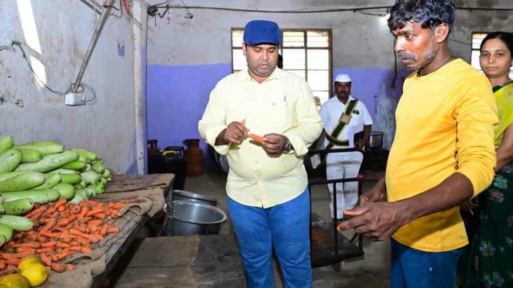 Collector Rahul Raj | రోజూ వారి మెనూ పక్కాగా అమలు చేయాలి : కలెక్టర్ ...