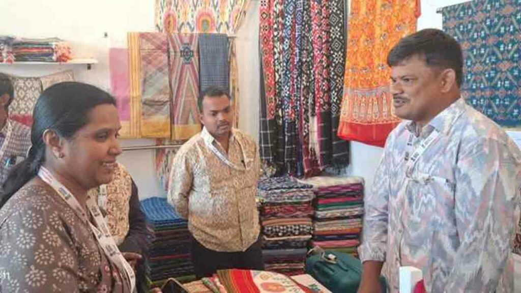 Handloom Artists | రాష్ట్రపతి భవన్‌లో చండూరు చేనేత కళాకారుల ప్రతిభా ...