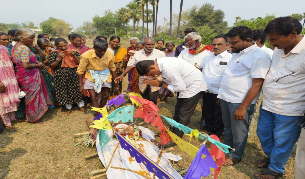 PUTTA MADHU | అభిమాని కుంభం లచ్చవ్వ అంతిమయాత్రలో పుట్ట మధు..- పాడె ...