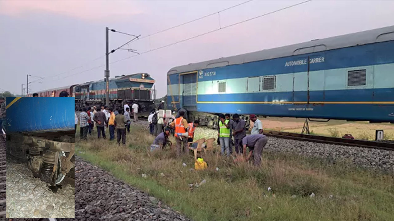 Goods Train | బర్రెలను ఢీకొట్టి.. పట్టాలు తప్పిన గూడ్సు రైలు-Namasthe ...