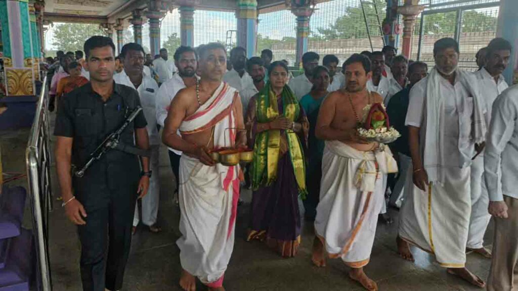 MLA Sunitha Lakshma Reddy | దేవీ శరన్నవరాత్రులు.. శ్రీ చాముండేశ్వరి దేవి ఆలయంలో ఎమ్మెల్యే సునీతా ...