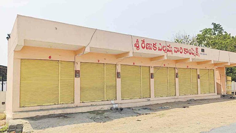 ఎక్కడి పనులు అక్కడే-Namasthe Telangana