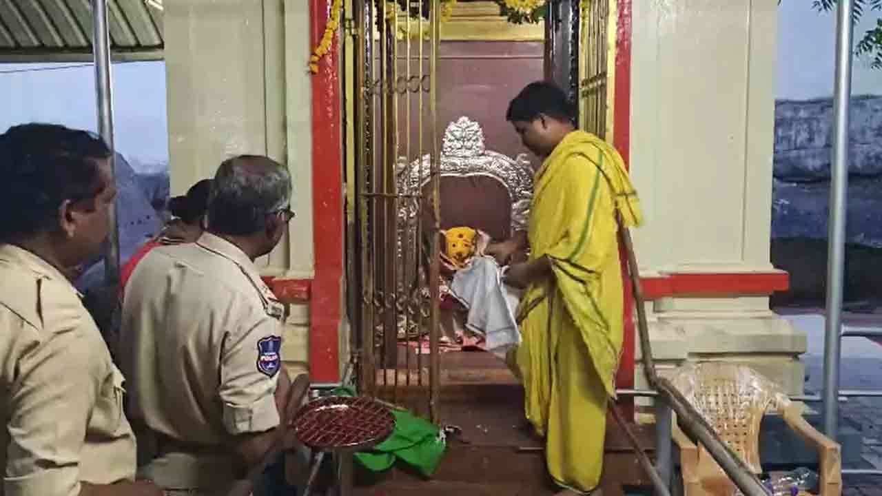 Basara Temple | సీసీ కెమెరాలపై బట్ట కప్పి.. గర్భగుడి తాళాలు పగులగొట్టి ...